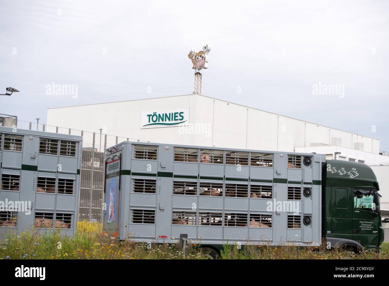 A livestock transport leads to the grounds of the Toennis works ...