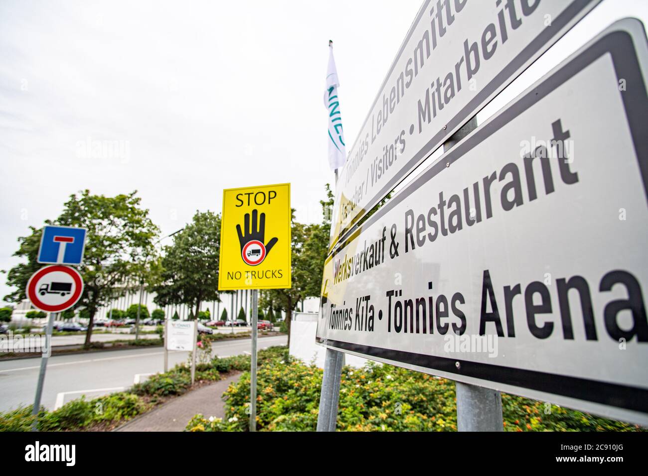 Entry and exit at the headquarters of the Toennies Group in Rheda ...