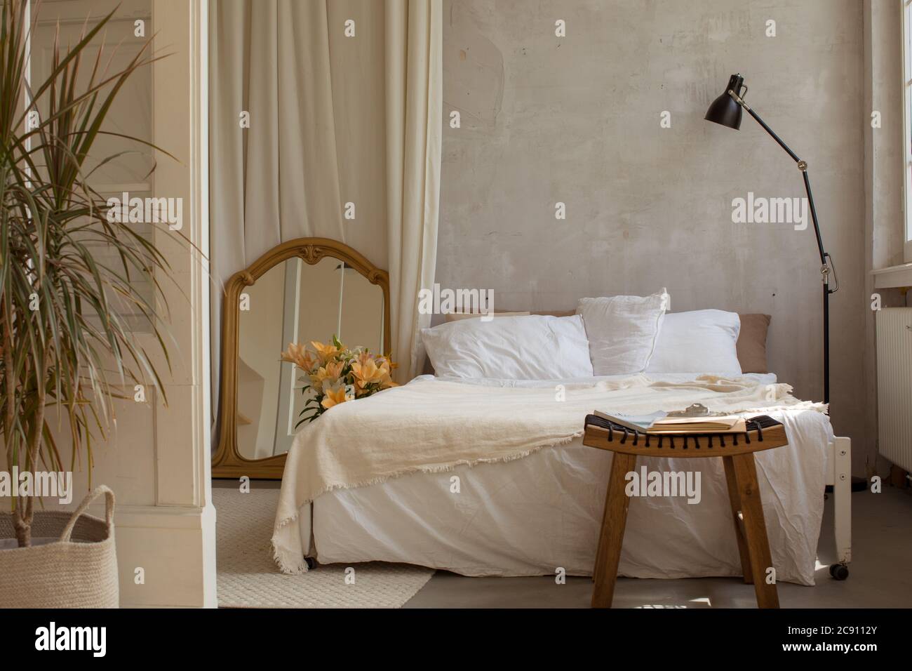 Empty bed hi-res stock photography and images - Alamy