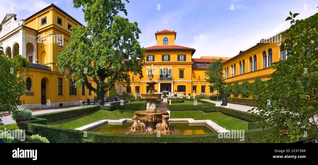 Building of the art museum Lenbachhaus in Munich Stock Photo - Alamy