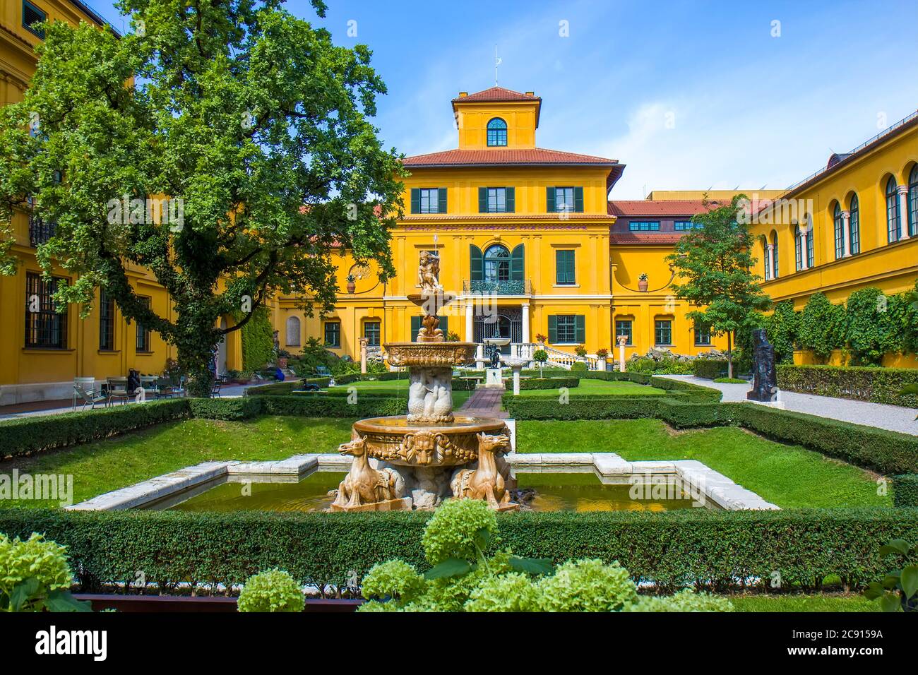 Building of the art museum Lenbachhaus in Munich Stock Photo - Alamy