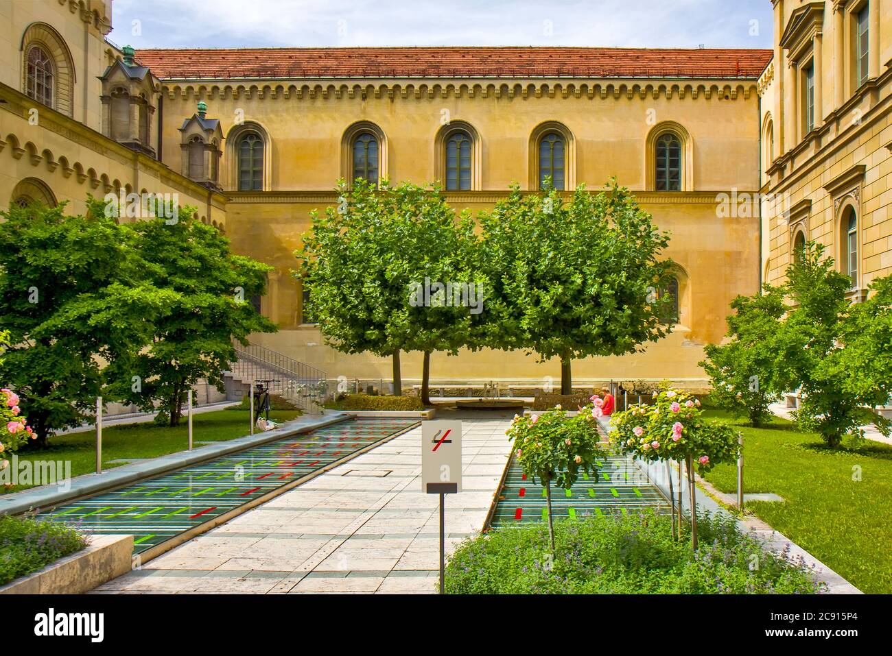 Green garden in Munich, Germany - Kabinettsgarten Stock Photo - Alamy
