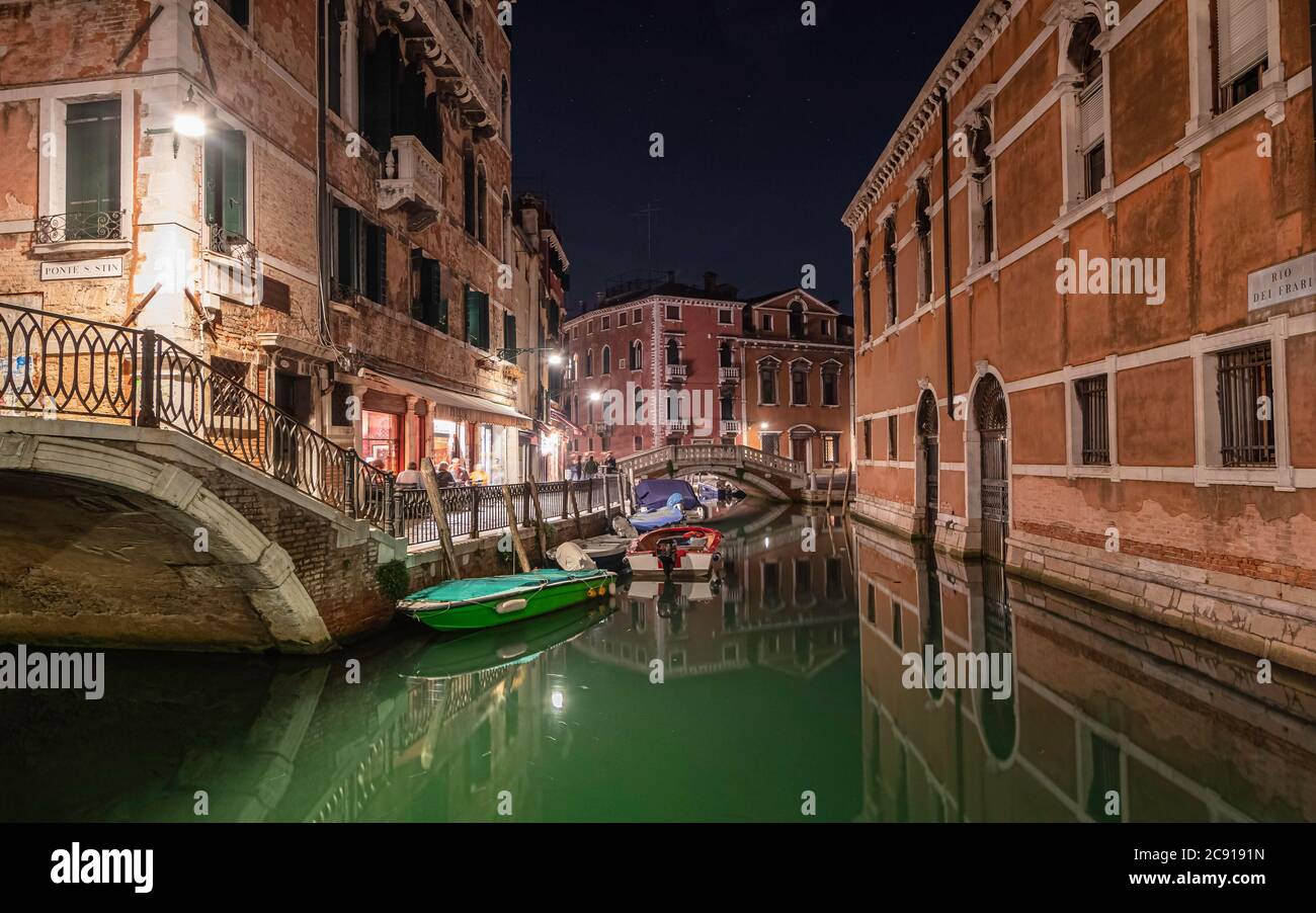 View of the streets of the historic centre of Venice and its canals ...