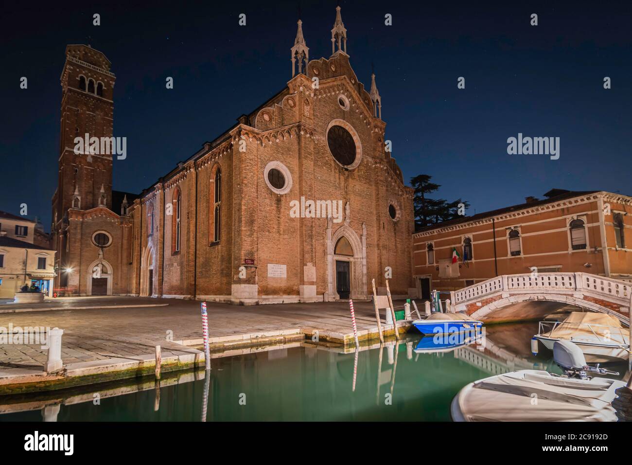 View of the streets of the historic centre of Venice and its canals ...
