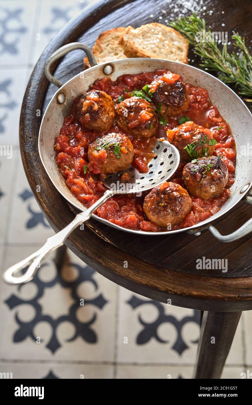 Wok with ladle hi-res stock photography and images - Alamy