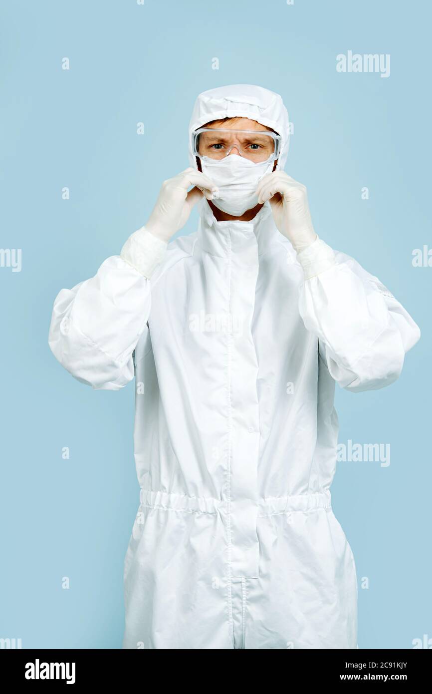 Gloves mask gown safety glasses hi-res stock photography and images - Alamy
