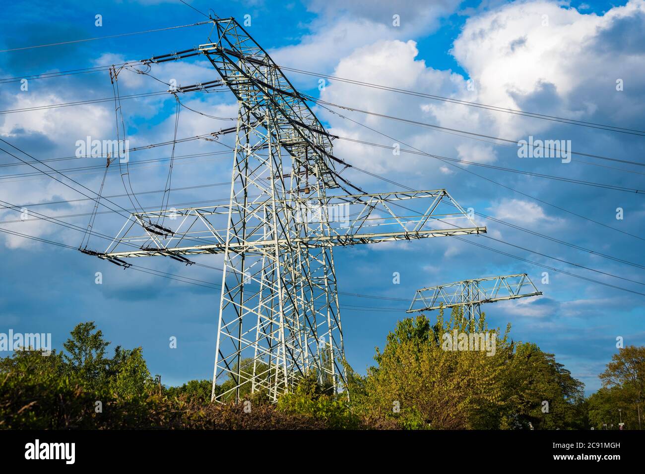 Wiring masts hi-res stock photography and images - Alamy