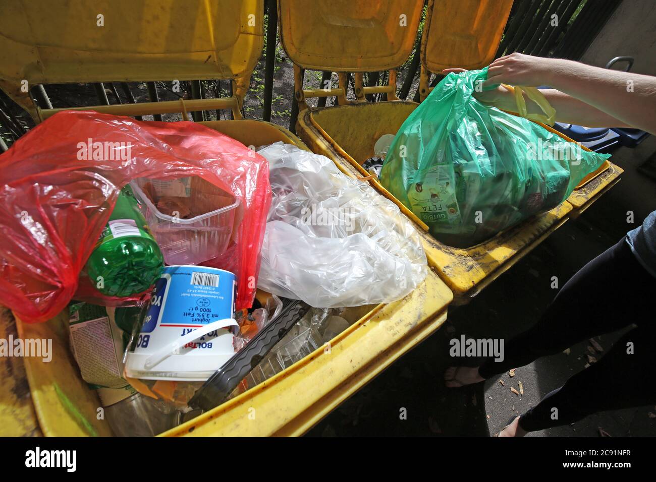 Used quarter share hi-res stock photography and images - Alamy