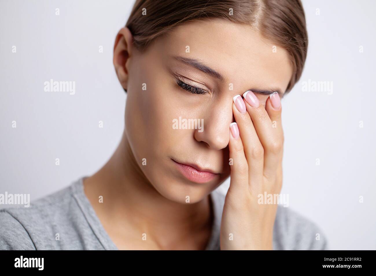 Pretty girl feels severe pain around the eyes Stock Photo - Alamy