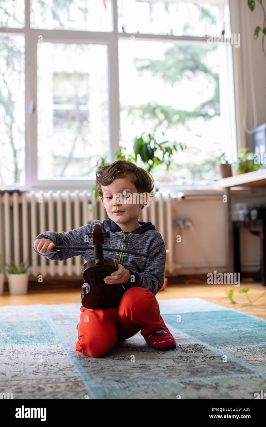 Children playing violin hi-res stock photography and images - Alamy