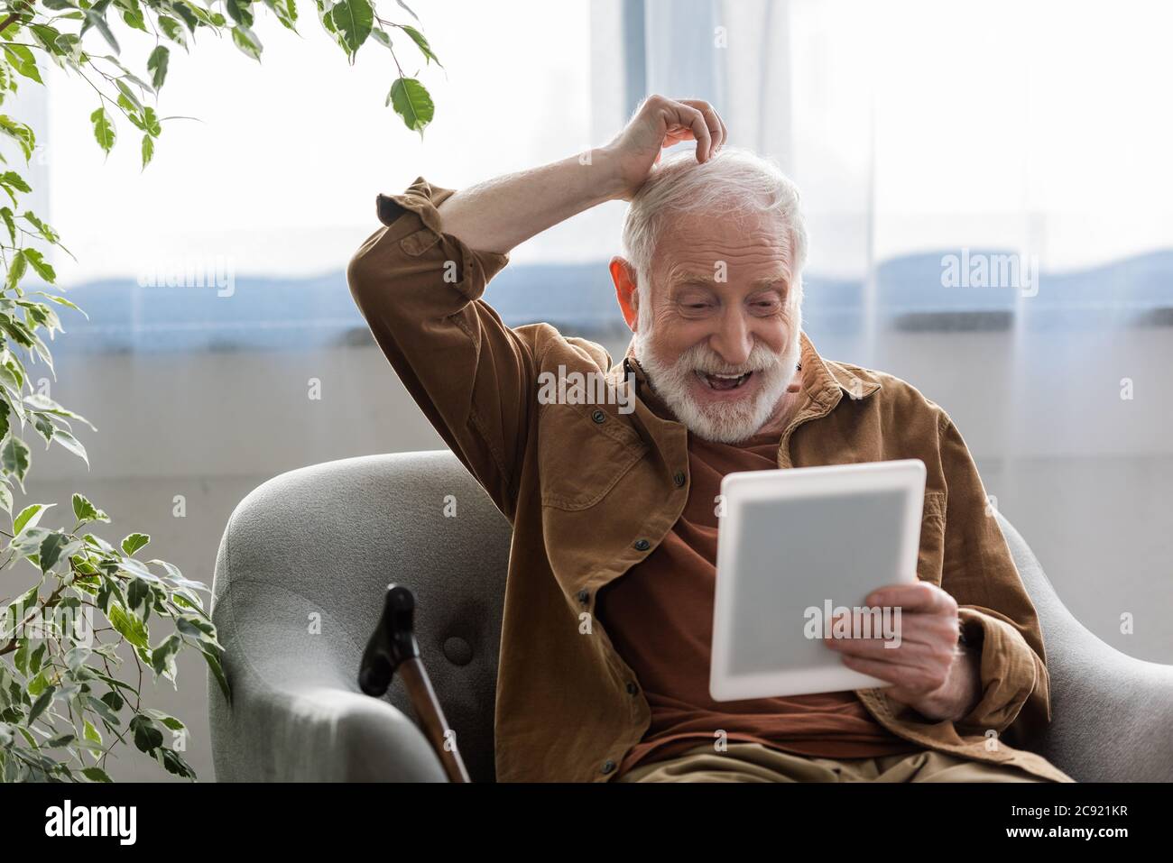 Old man armchair smile hi-res stock photography and images - Alamy