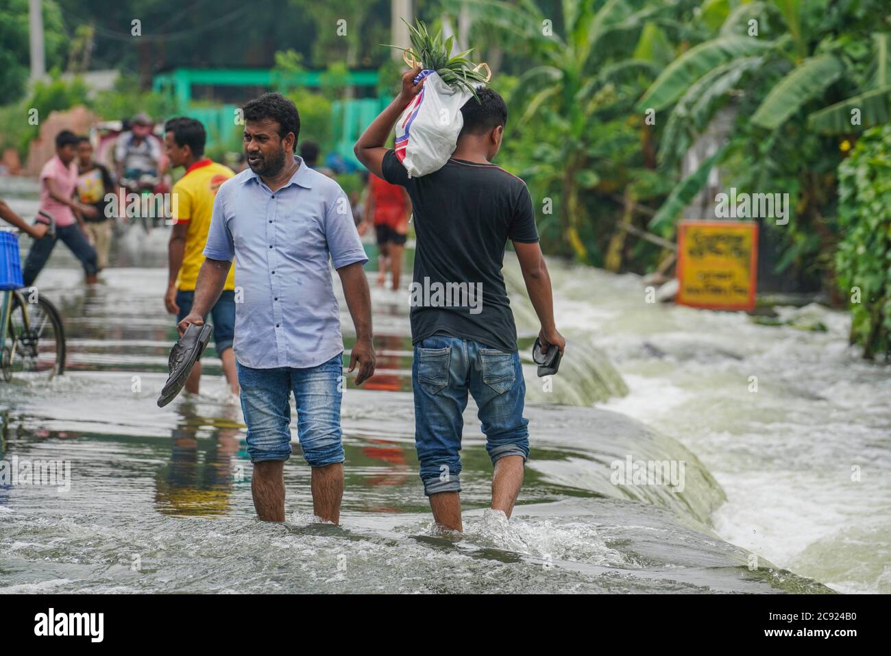 People walk through flood water hi-res stock photography and images - Alamy
