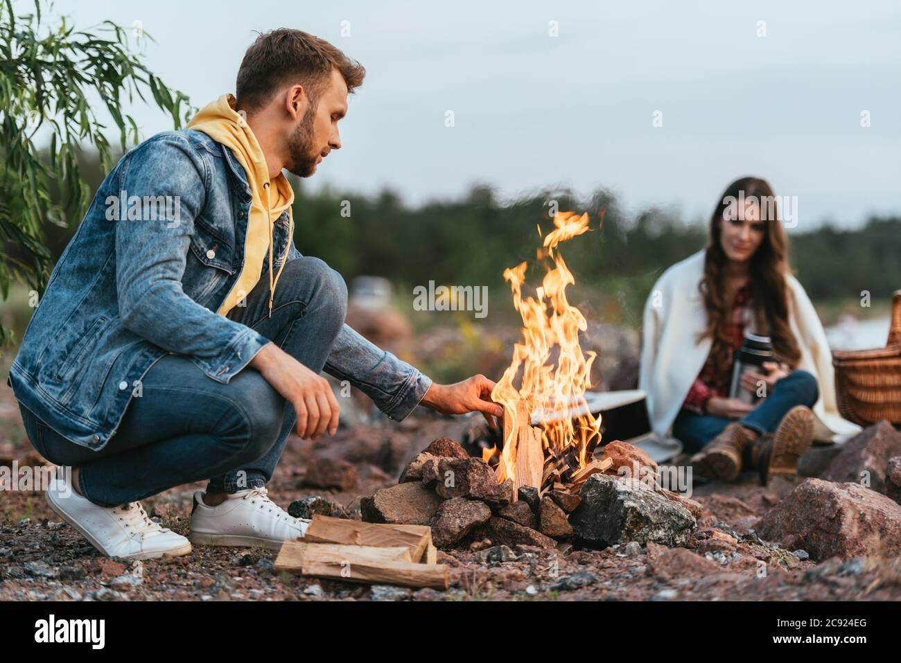Bonfire man sit hi-res stock photography and images - Alamy