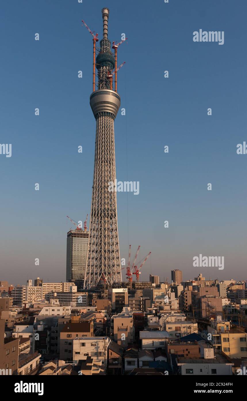 Tokyo, Japan. 4th Feb, 2011. Cranes at the Tokyo Skytree construction ...