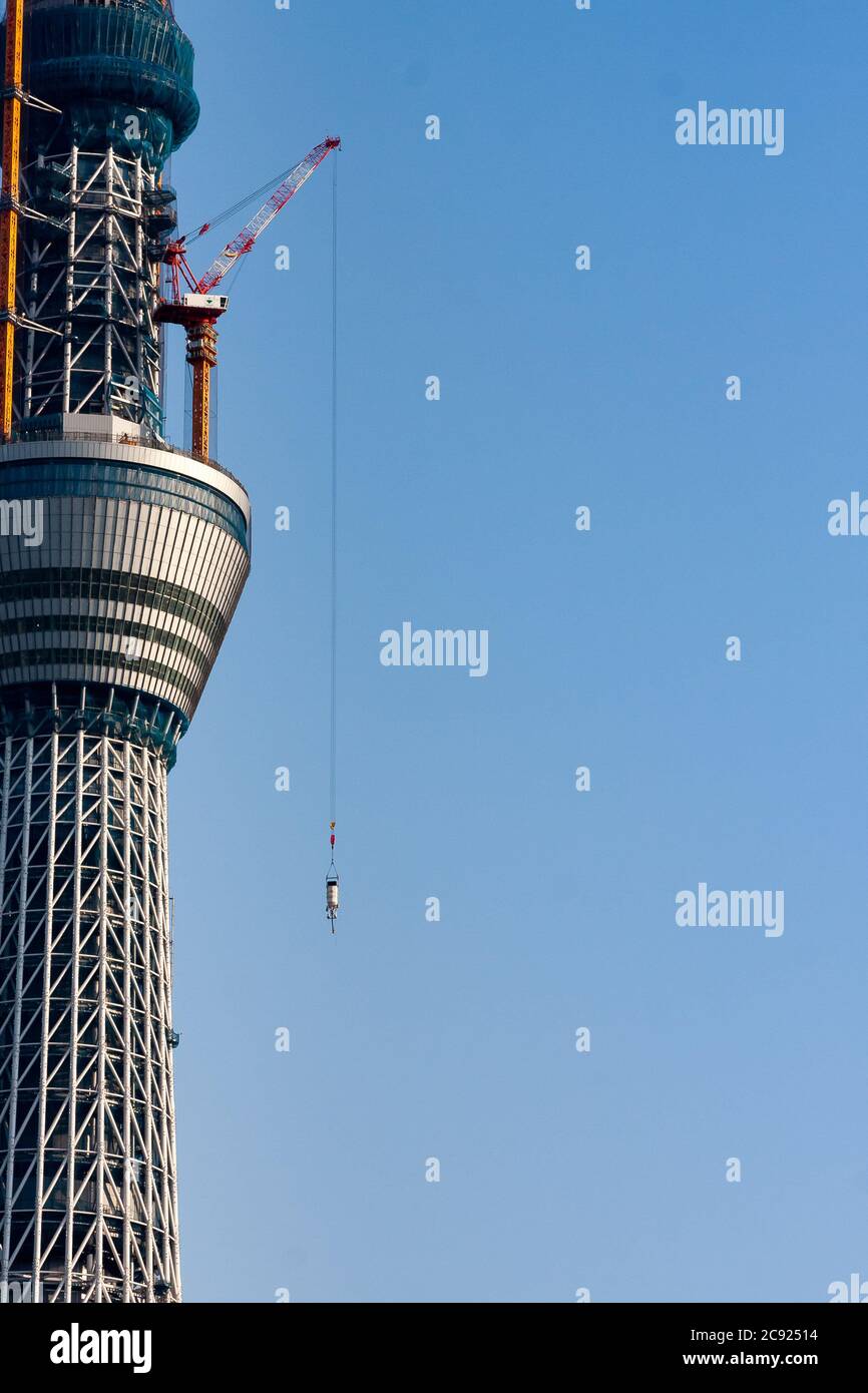 Tokyo, Japan. 4th Feb, 2011. Cranes at the Tokyo Skytree construction ...
