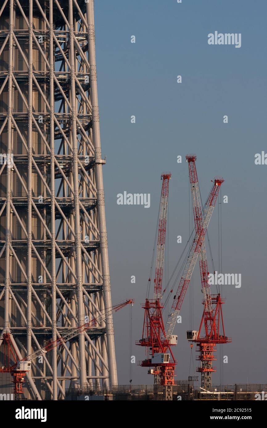 Tokyo, Japan. 4th Feb, 2011. Cranes at the Tokyo Skytree construction ...