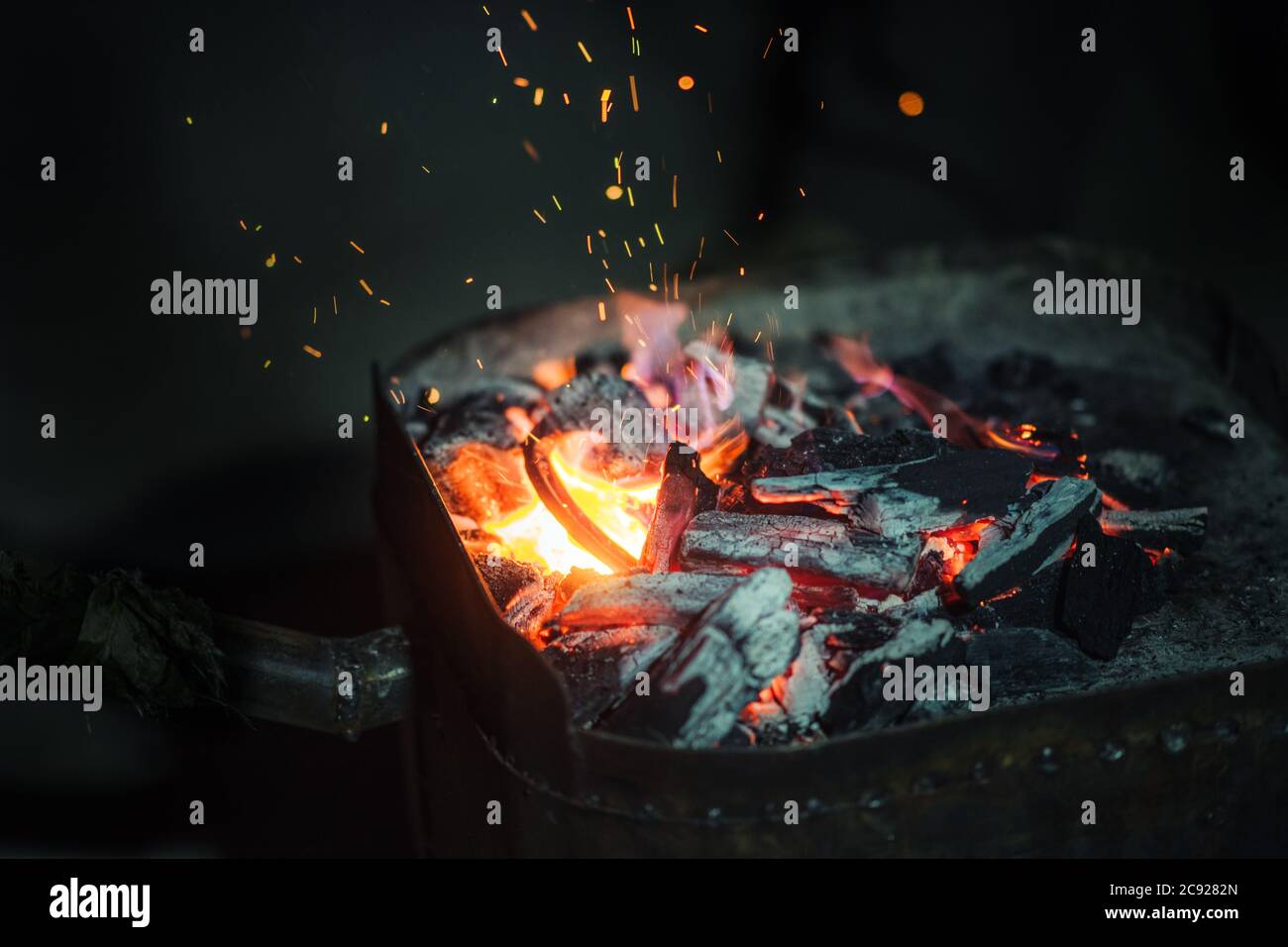 Coal fire family hi-res stock photography and images - Alamy