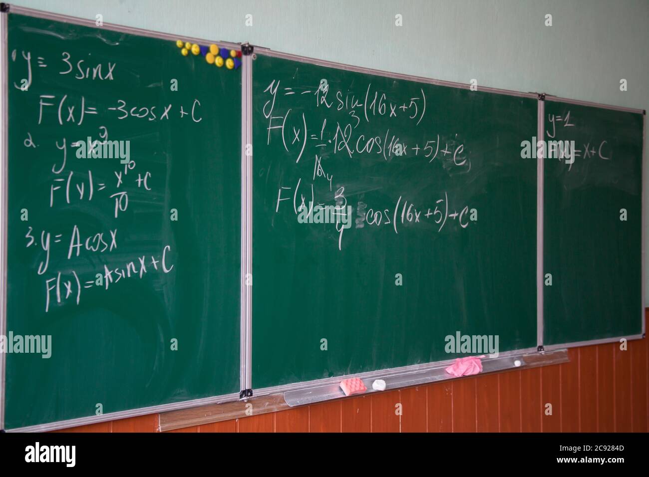 Complex math formulas on chalkboard hi-res stock photography and images ...