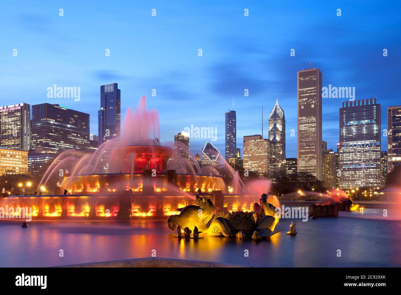 Buckingham Fountain at Grant Park and Downtown skyline, Chicago ...