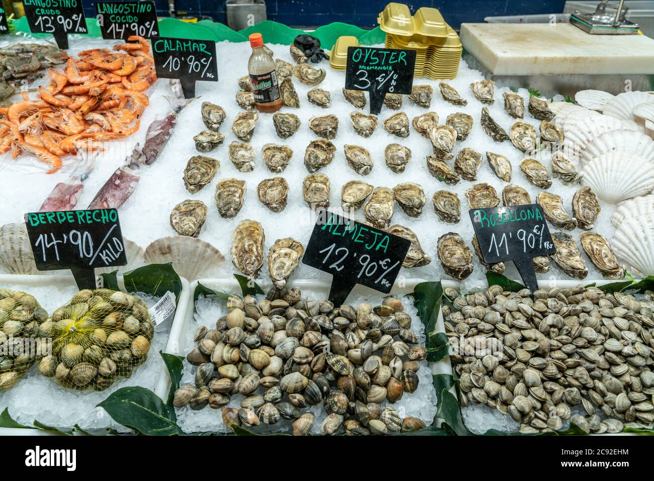 frischer Fisch in der Markthalle La Boqueria, Mercat de la Boqueria ...