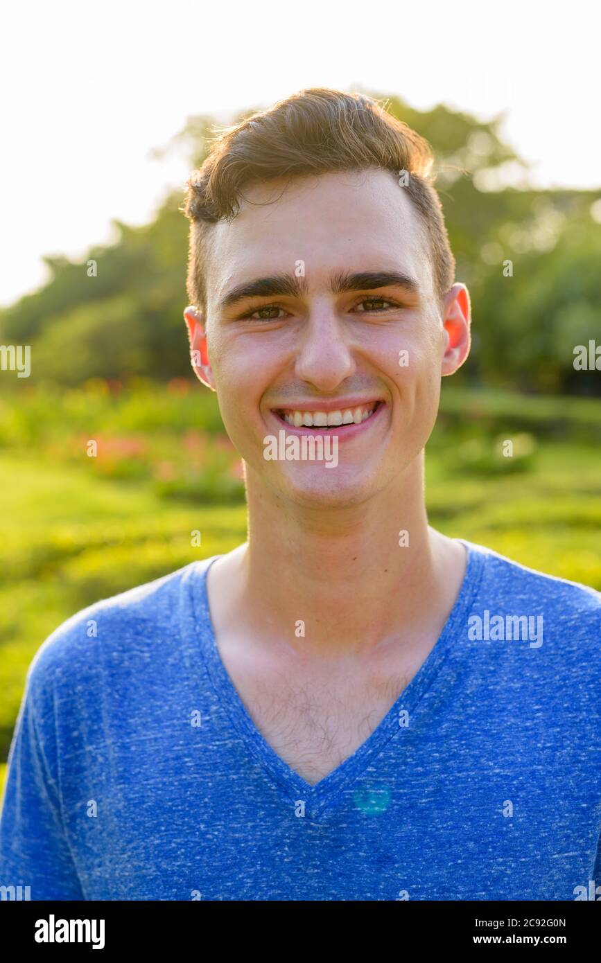 Man relaxing outdoors park hi-res stock photography and images - Alamy