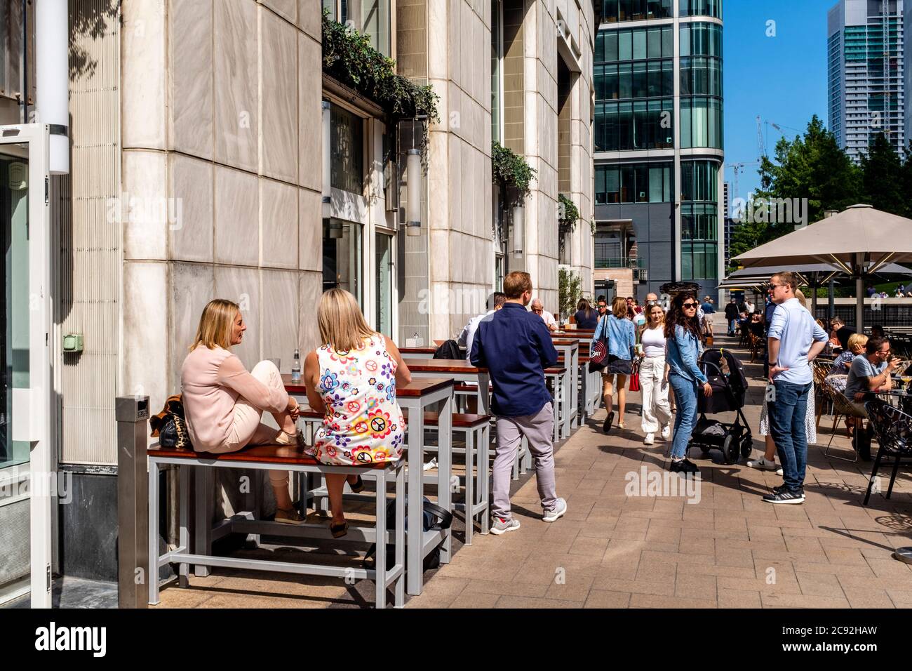 Customers sitting in an outside area of a cafe hi-res stock photography ...