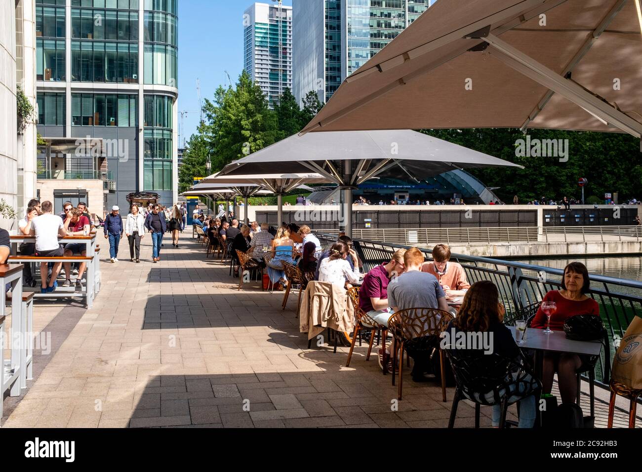 Customers sitting in an outside area of a cafe hi-res stock photography ...