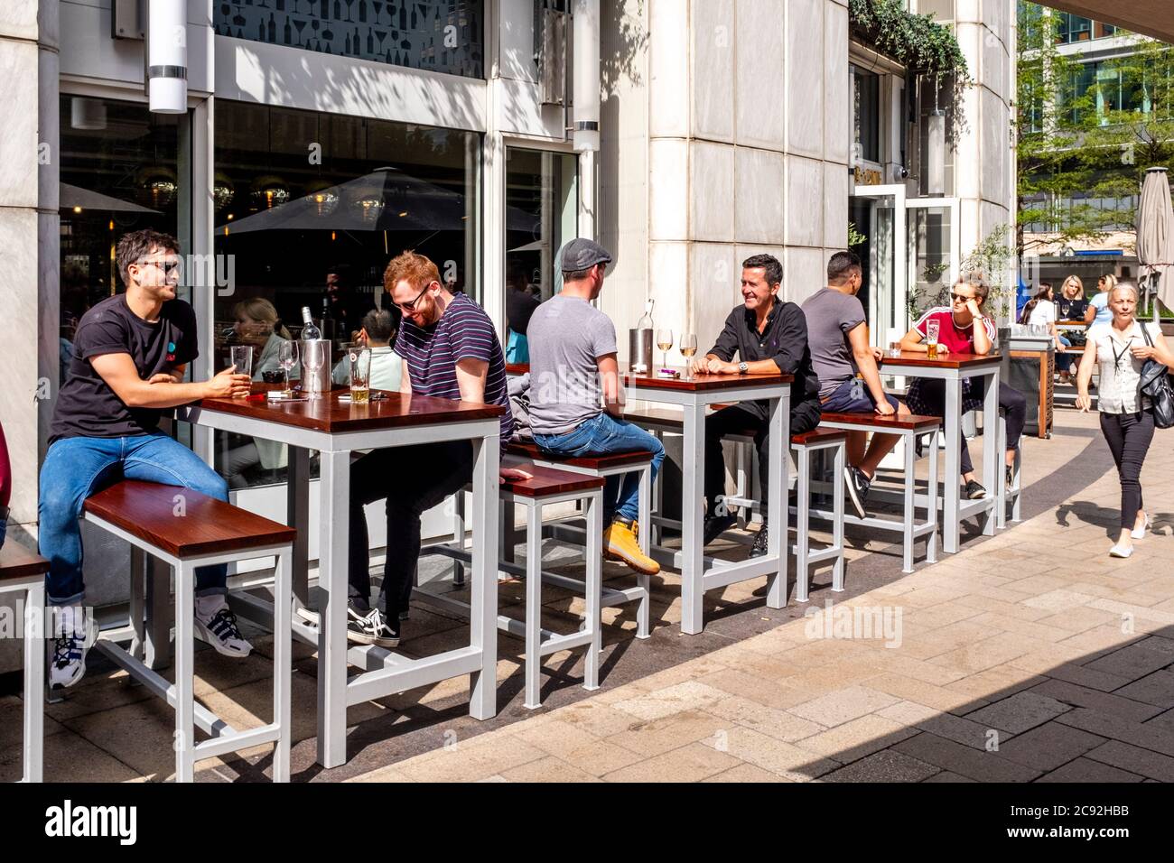 Customers sitting in an outside area of a cafe hi-res stock photography ...