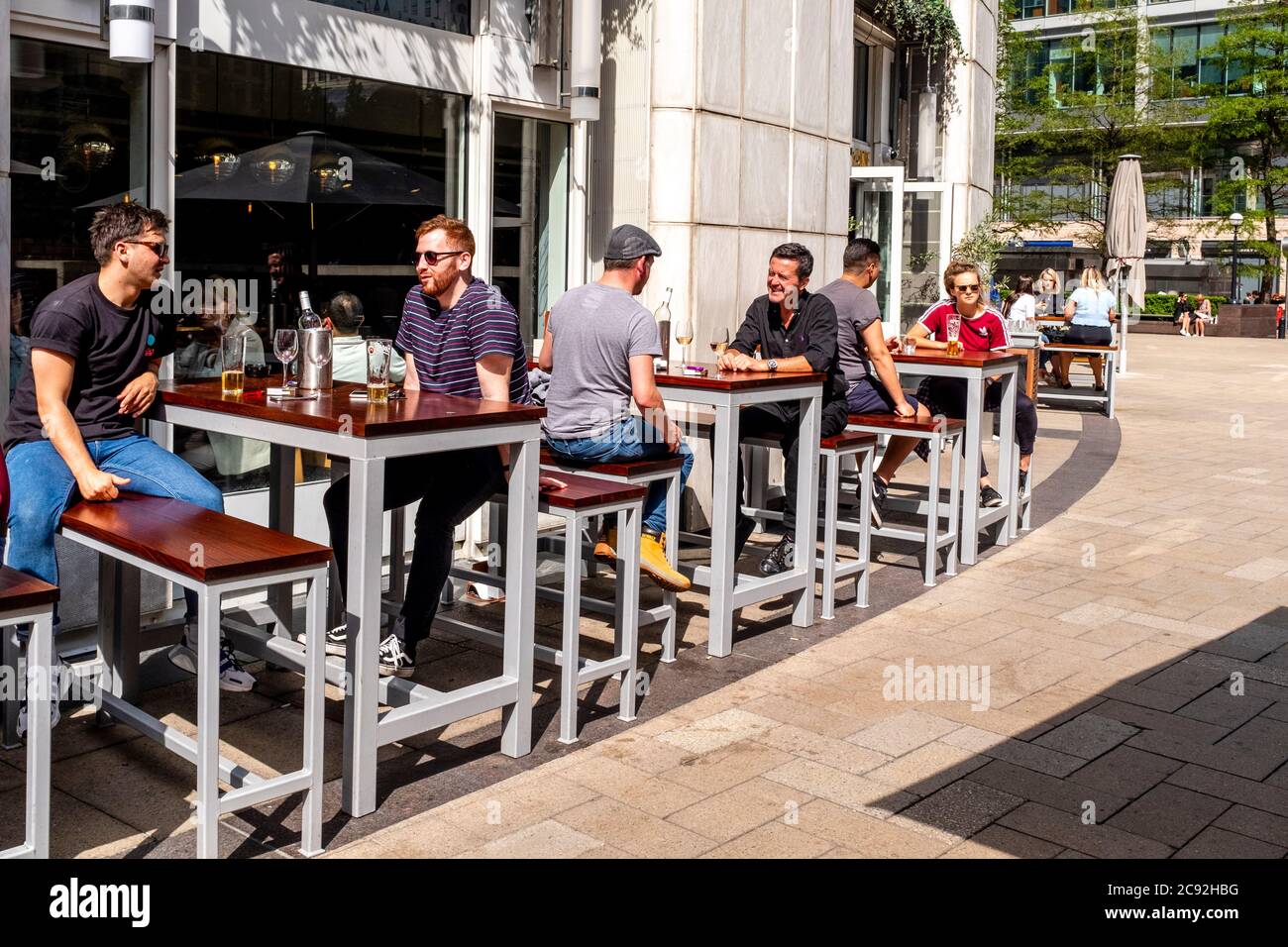 Customers sitting in an outside area of a cafe hi-res stock photography ...