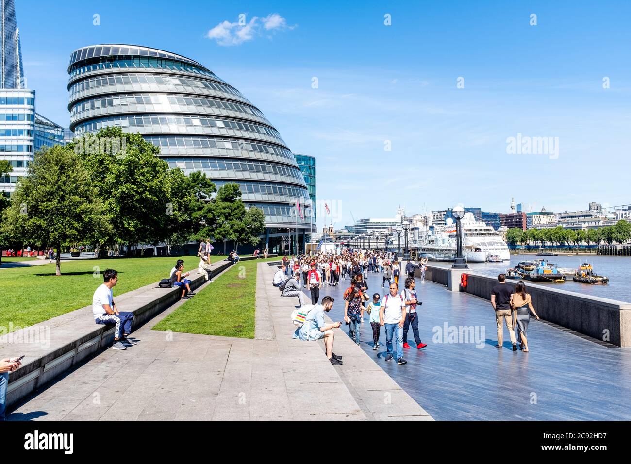Large group walk uk hi-res stock photography and images - Alamy