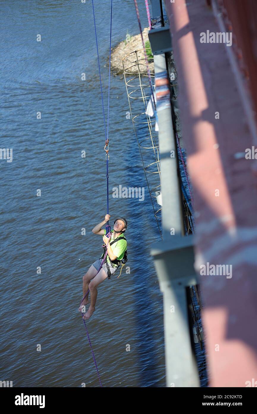Man bungee jumping from a bridge hi-res stock photography and images ...