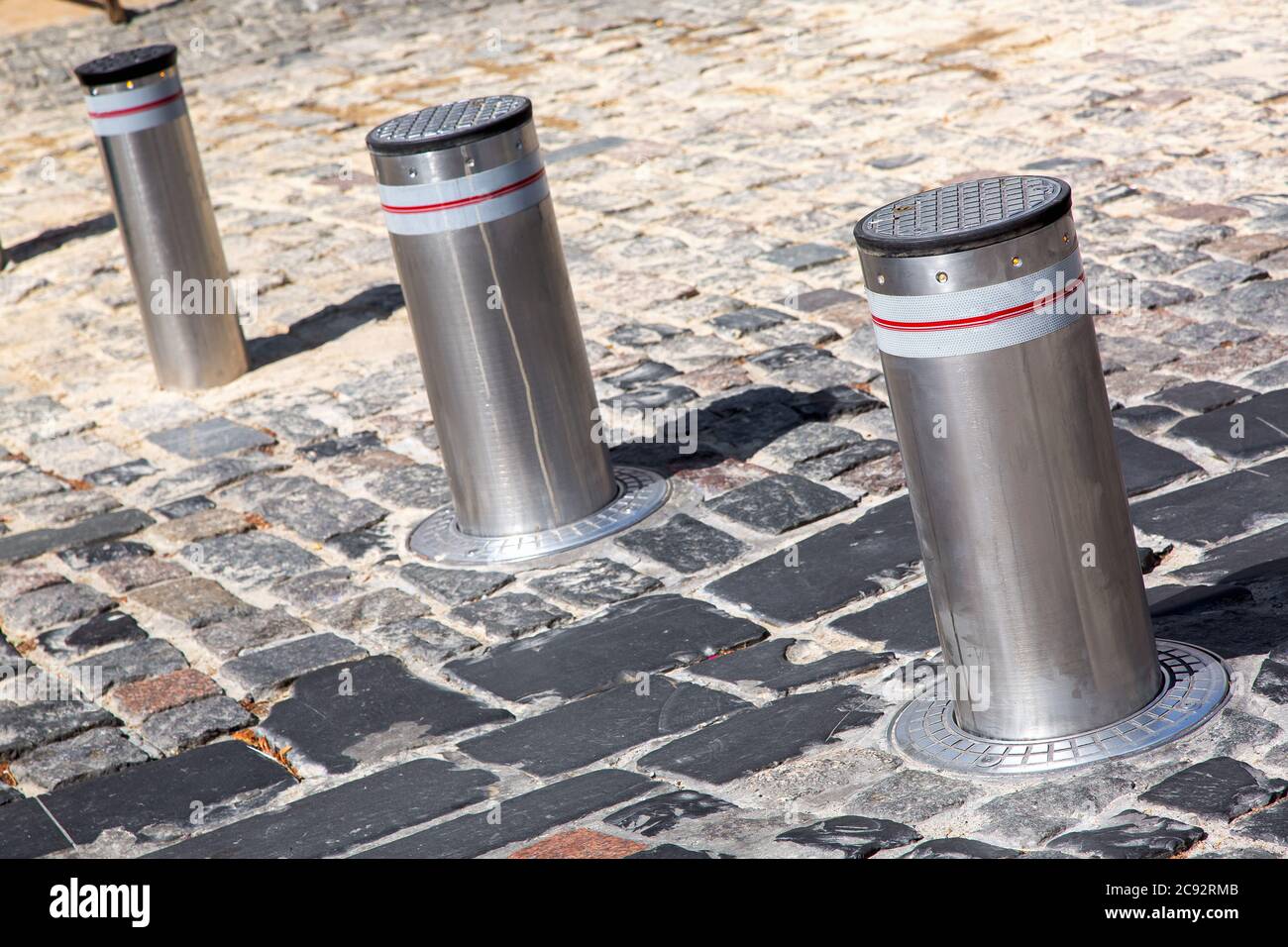 Retractable Electric Bollard Metallic, and hydraulic for the control of ...