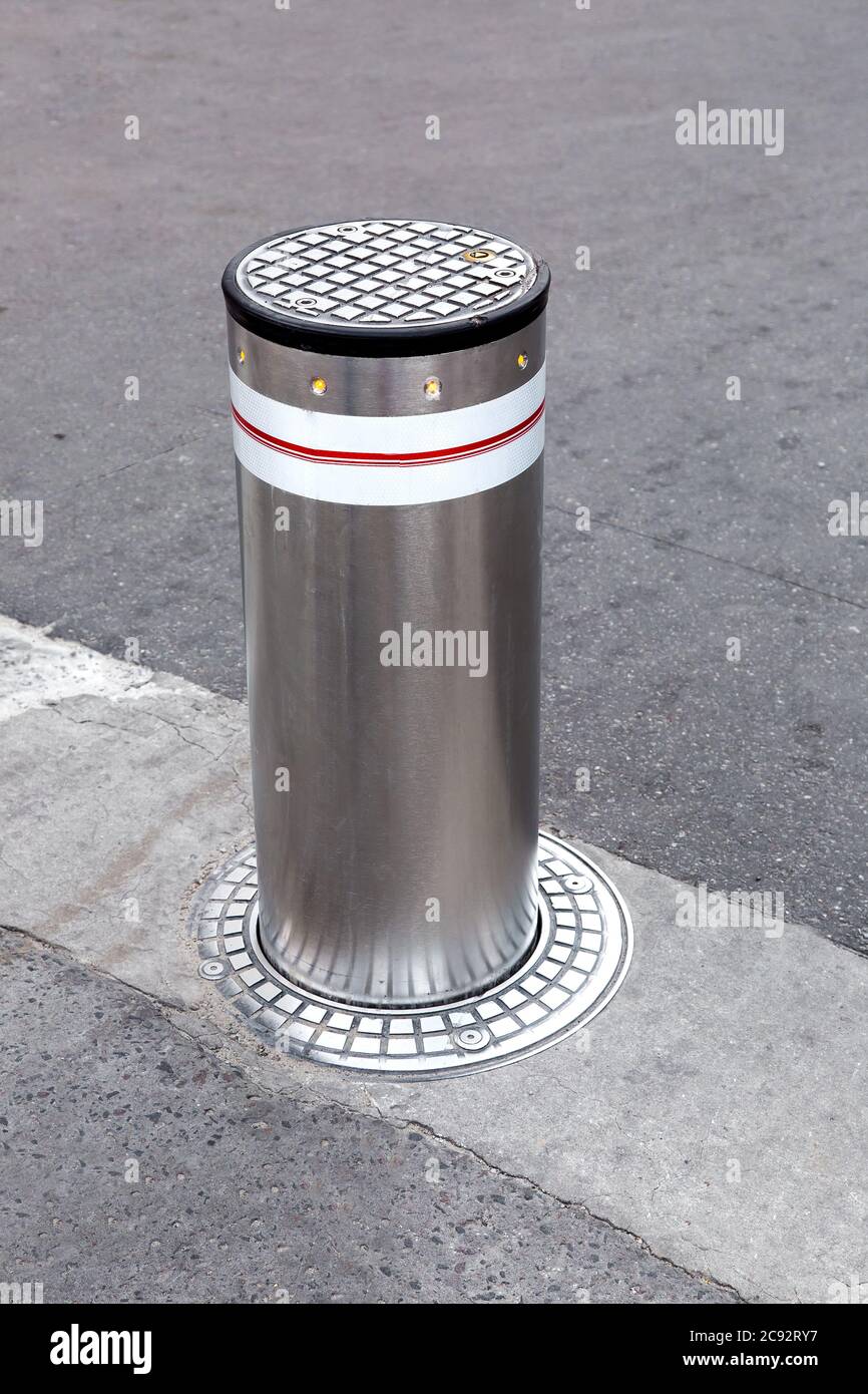 Retractable Electric Bollard Metallic, and hydraulic for the control of ...