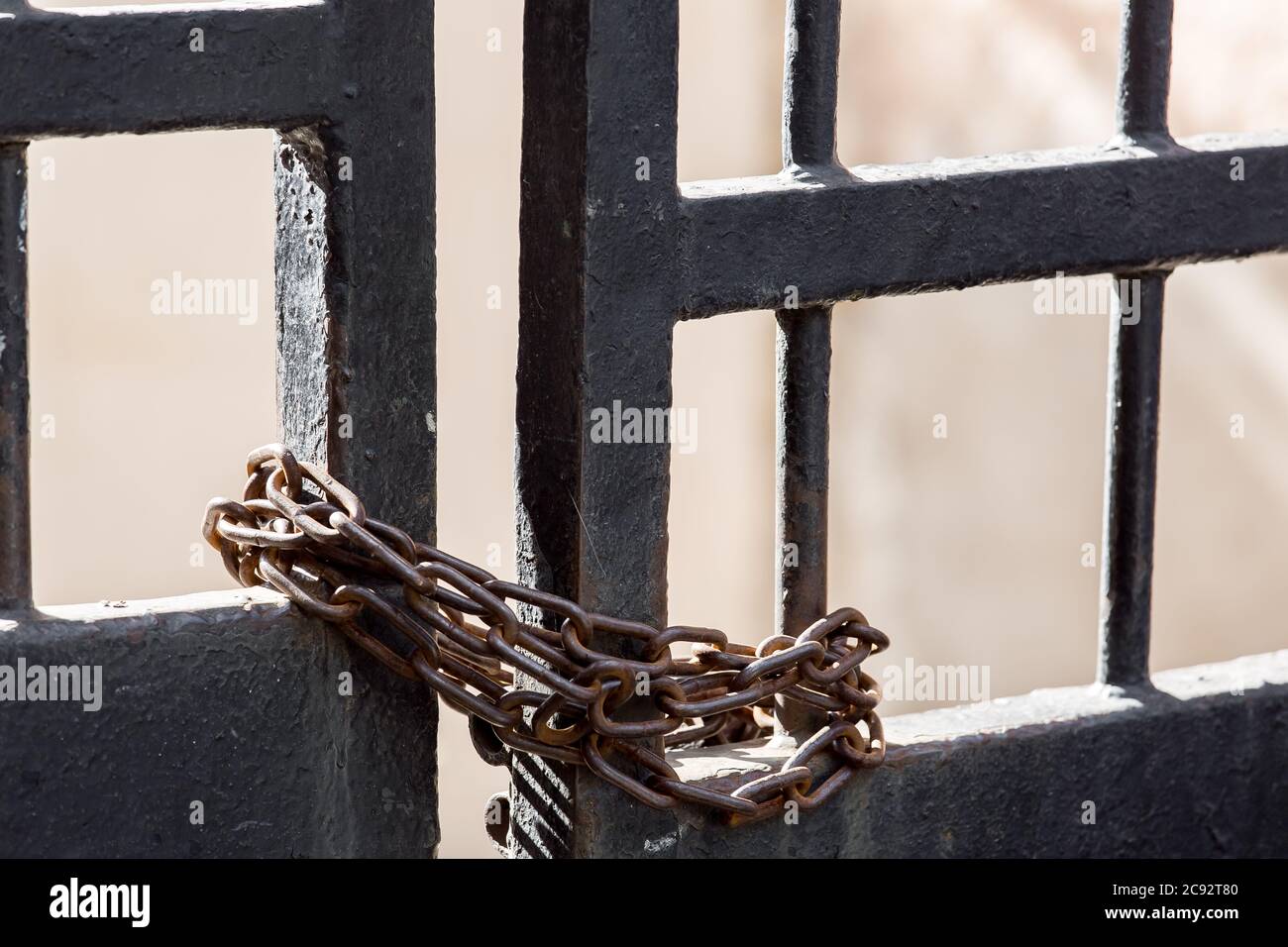 Square rusty gate chain hi-res stock photography and images - Alamy