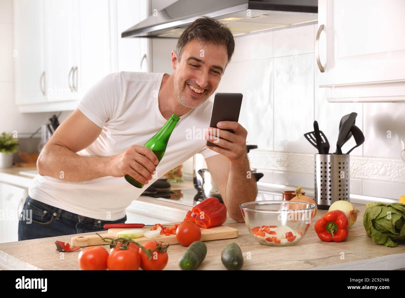 Man in the kitchen hi-res stock photography and images - Alamy