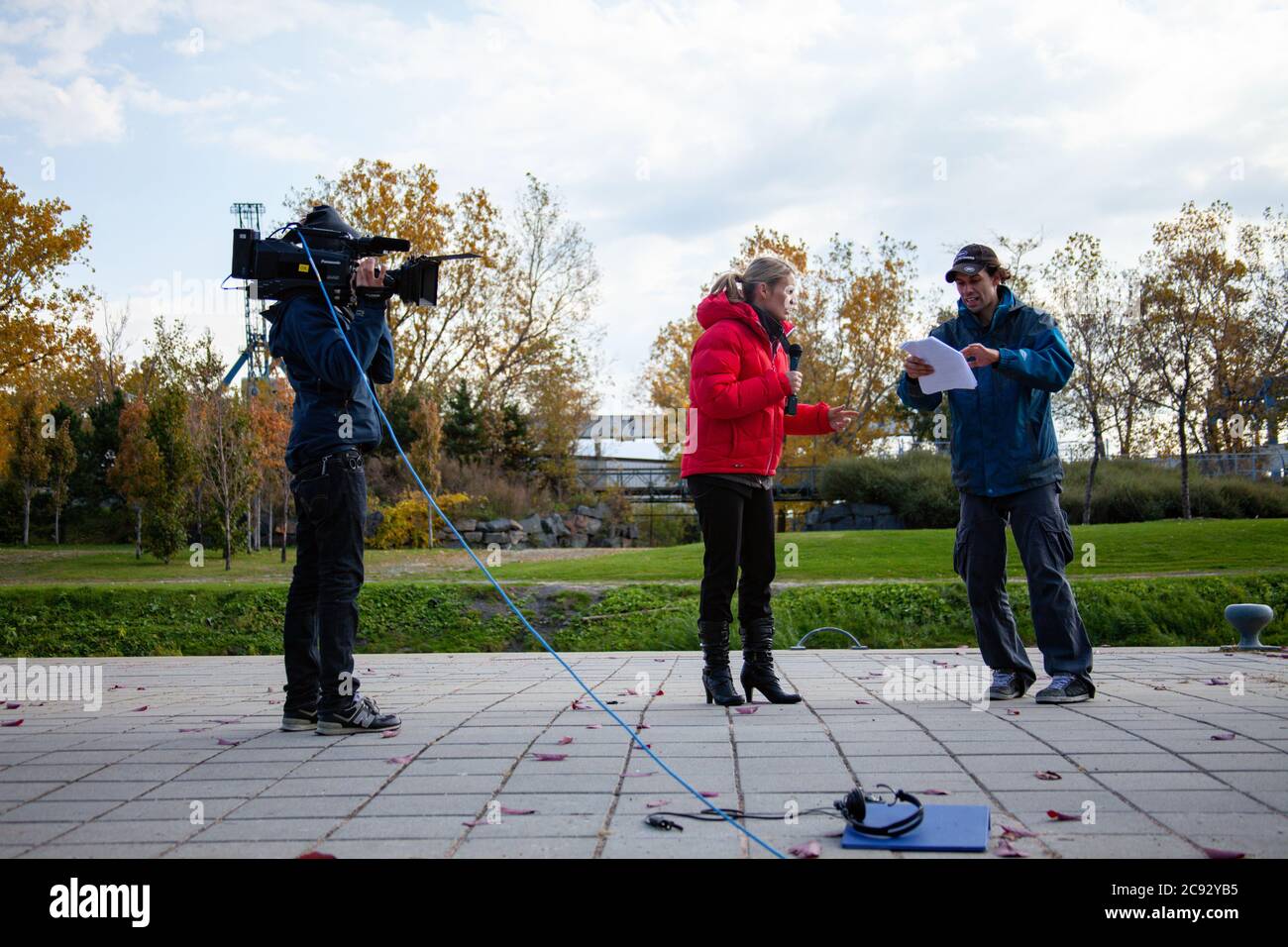 Weather reporter female hi-res stock photography and images - Alamy