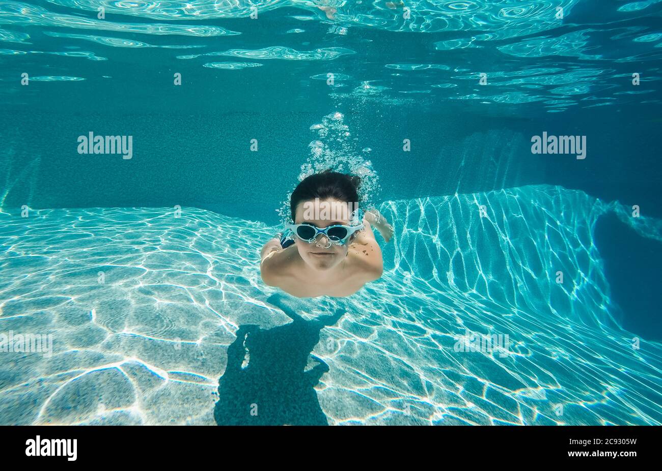 Kid swimming pool underwater hi-res stock photography and images - Alamy