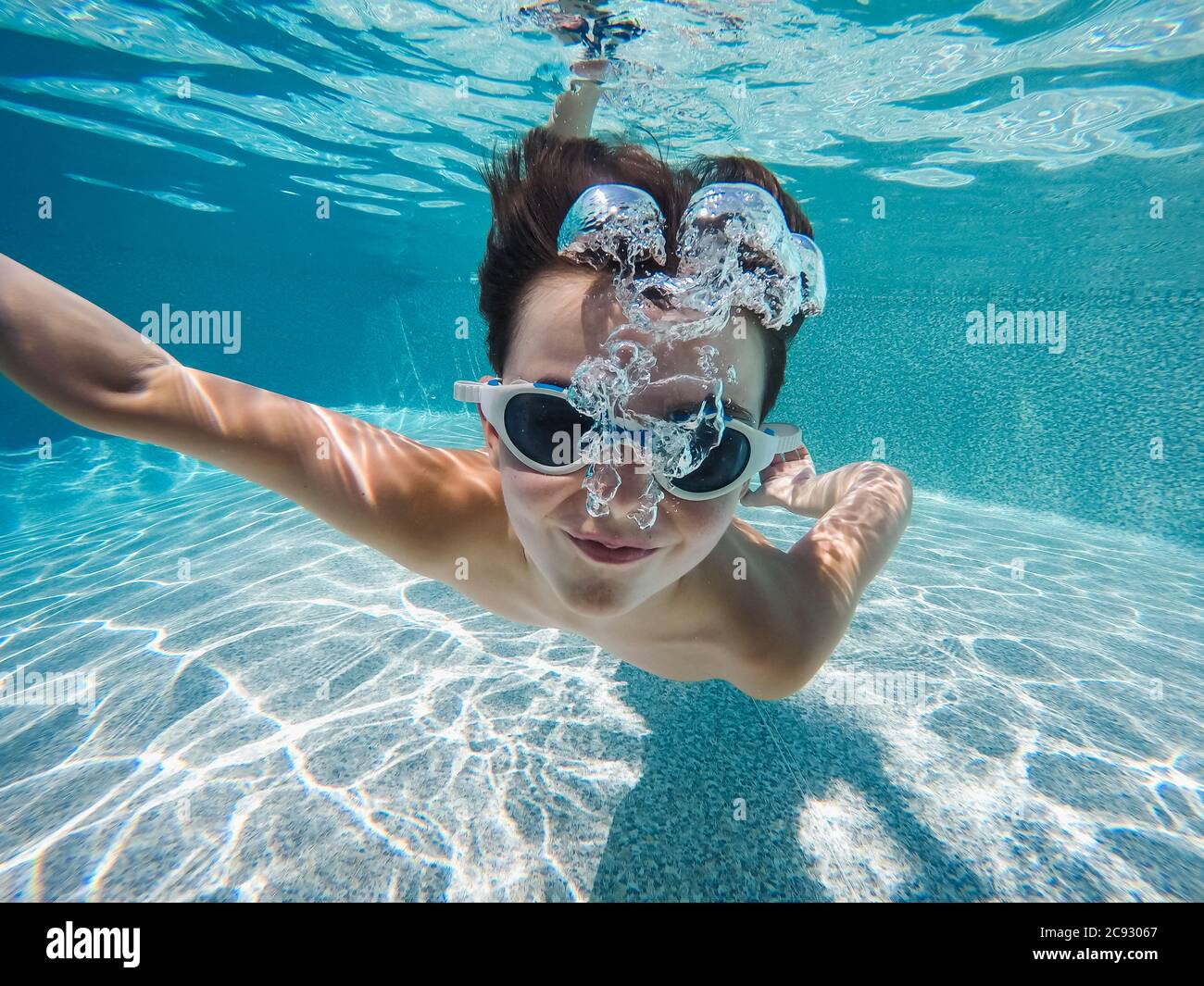 Swimming underwater goggles hi-res stock photography and images - Alamy