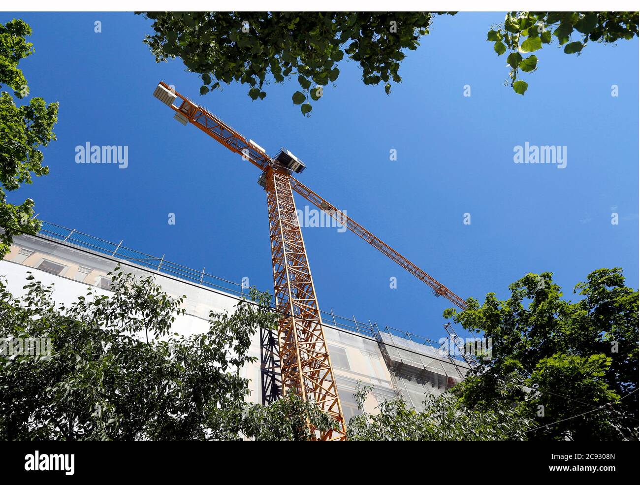 Historic architecture crane hi-res stock photography and images - Alamy