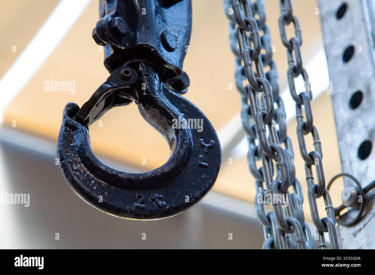 Chain pulley hi-res stock photography and images - Alamy
