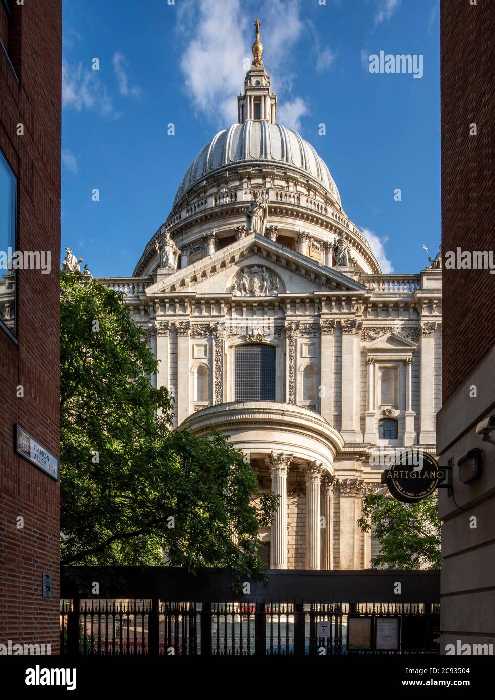 Axial architecture hi-res stock photography and images - Alamy