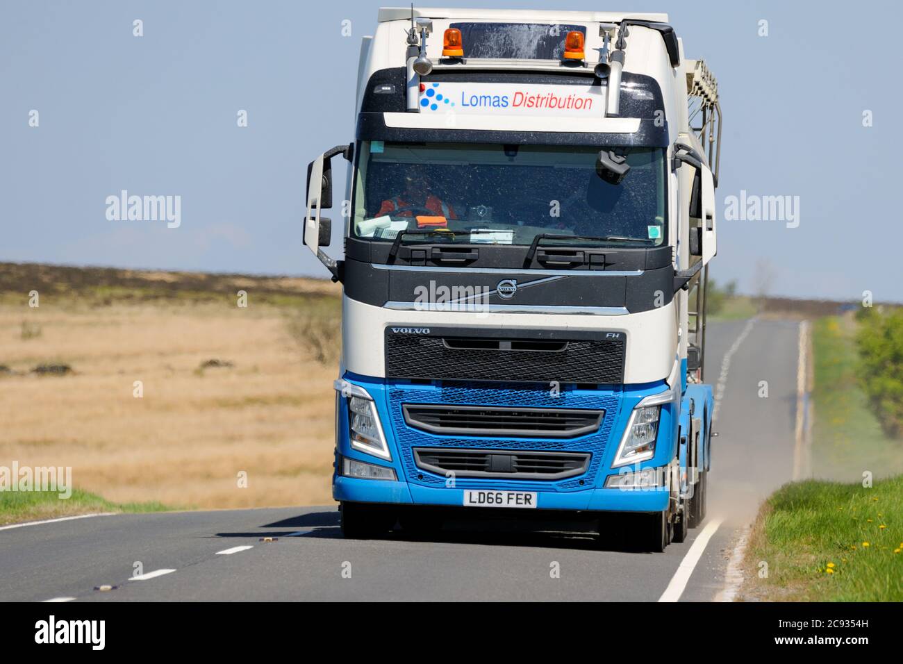 Truck hauling house hi-res stock photography and images - Alamy