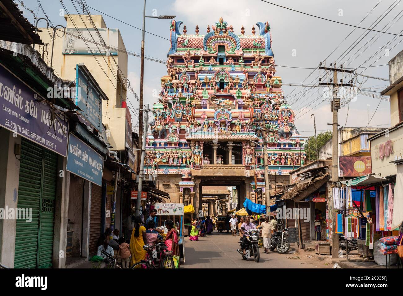 Trichy, Tamil Nadu, India - February 2020: The market street leading to ...