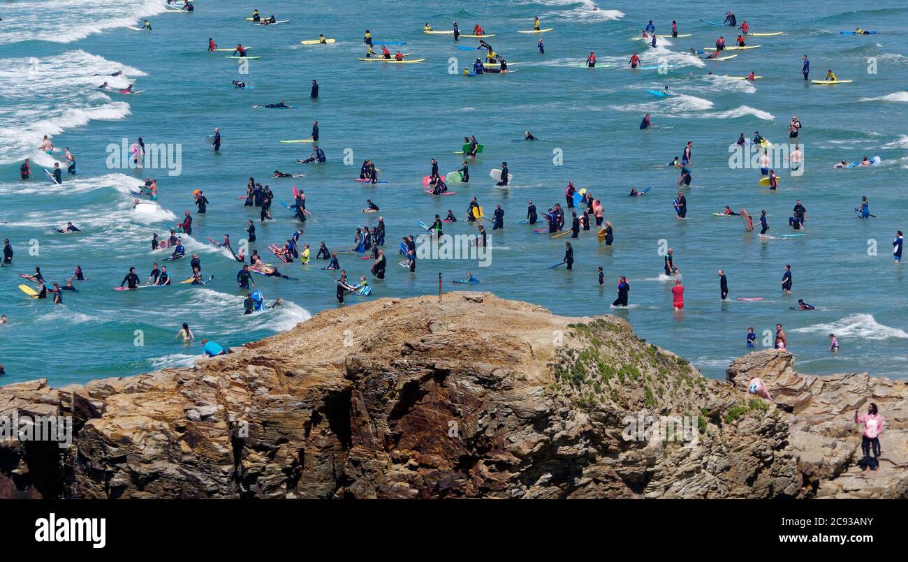 Very crowded fistral beach hi-res stock photography and images - Alamy