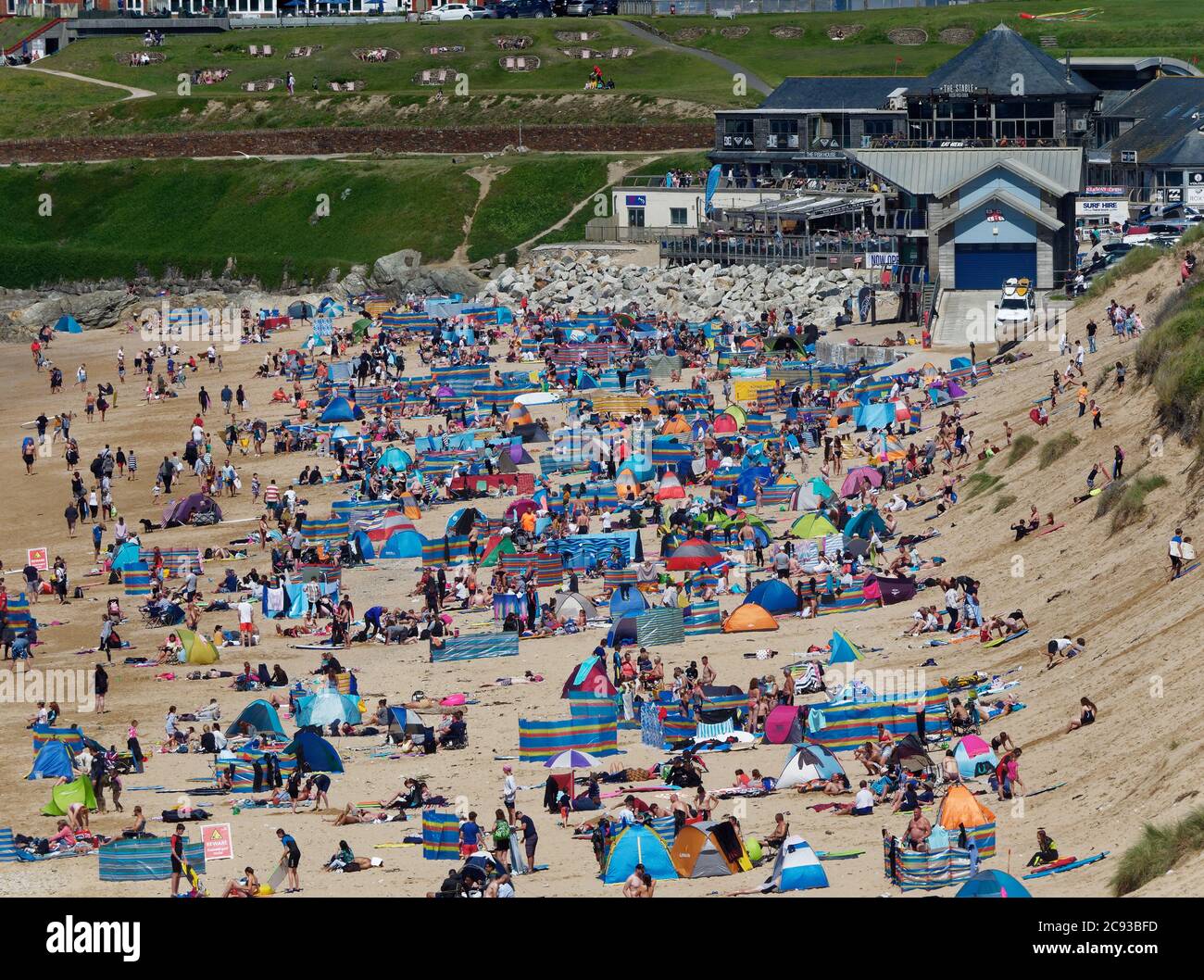 Very crowded fistral beach hi-res stock photography and images - Alamy