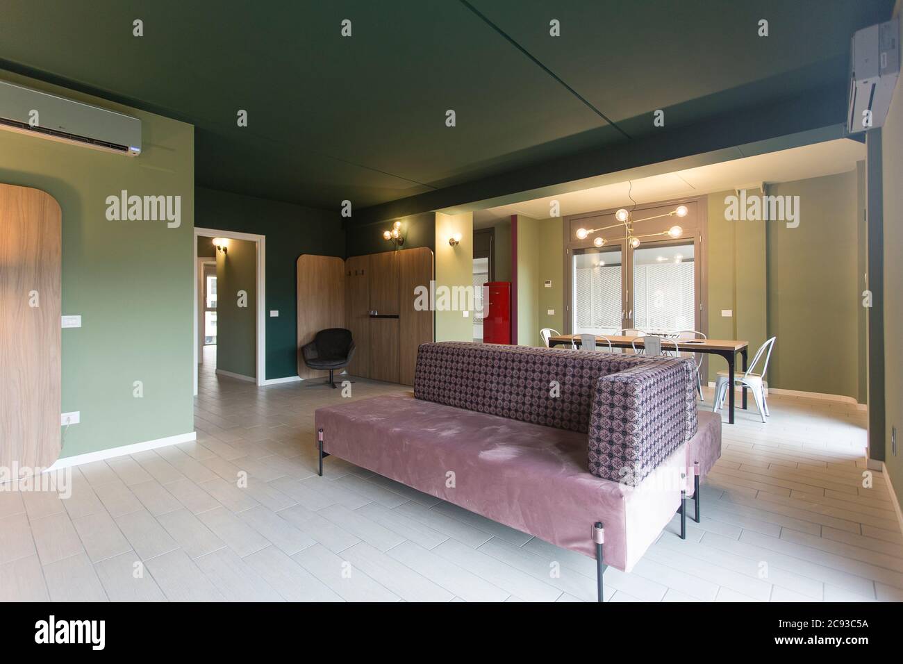 Interior shot of a modern loft flat, no people are visible Stock Photo ...