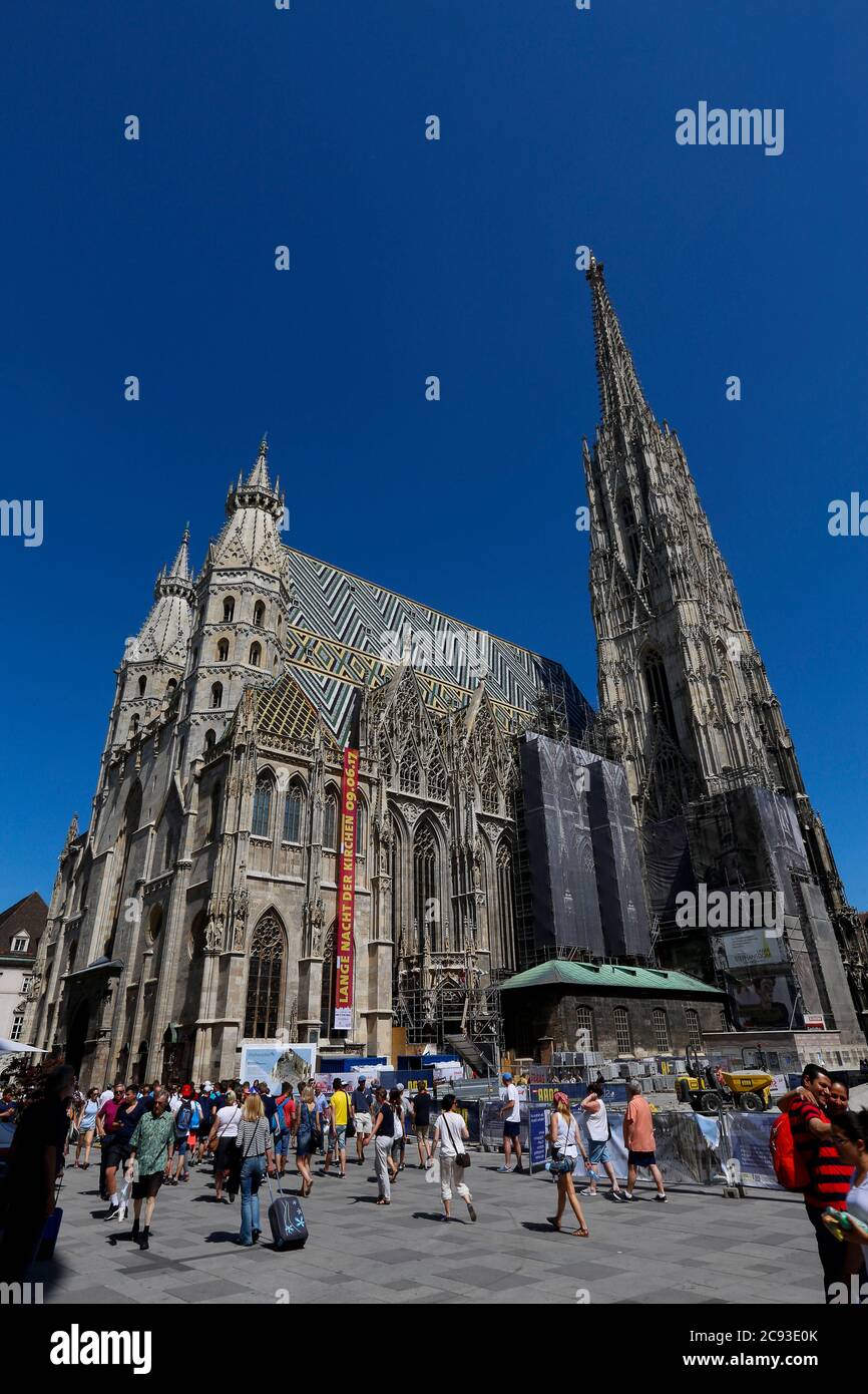 Romanesque and gothic form of the cathedral hi-res stock photography ...