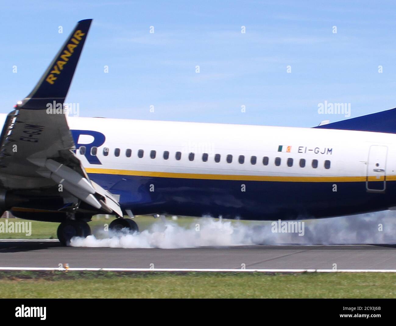 New resurfaced grooved runway hi-res stock photography and images - Alamy