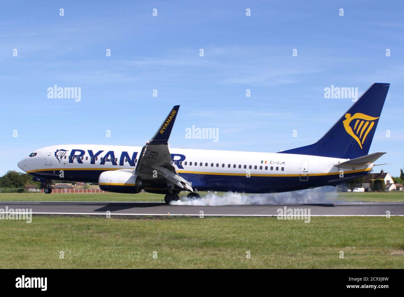 Ryanair Boeing 737-8AS landing on the new grooved runway surface at ...