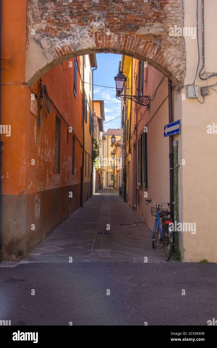 Italy suburb courtyard hi-res stock photography and images - Alamy